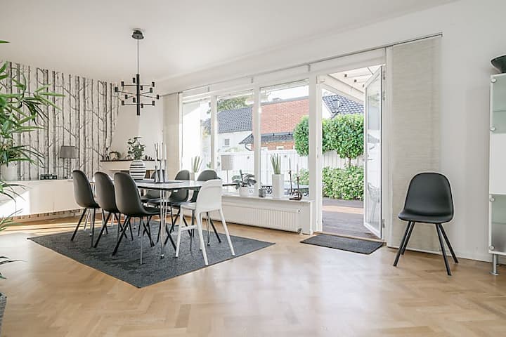 Stor Poolvilla I Limhamn Nära Både Bad Och Stad. - Malmö