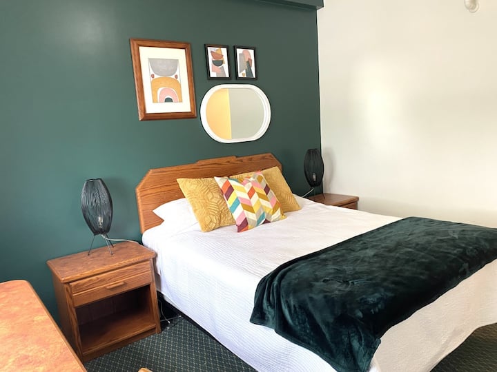Charming Retro Boutique Hotel Room - Winnipeg