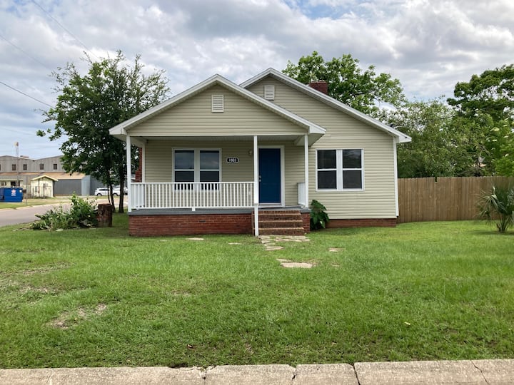 Downtown Pensacola Vacation Hub - Gulf Breeze, FL