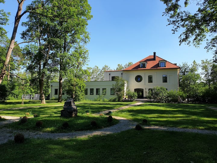 Munich Unique: Living In The Manor 5 - Eching