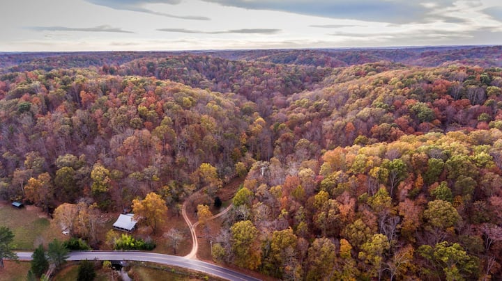 Fork Inn Barn By The Creek, Historic Rustic Beauty - Fairview, TN