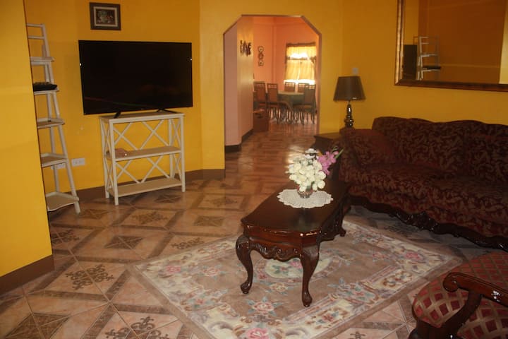 Home Away From Home 2nd Floor ( 3 Bed Room /2 Bth - Granada