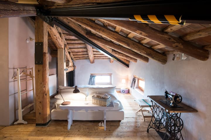 La Romantique Chambre "Maestra", La Scuola B&b - Asiago