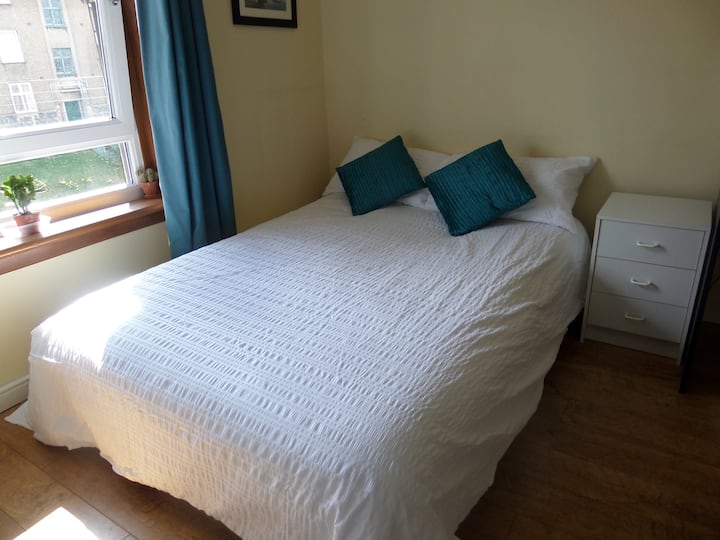 Large Double Bedroom + Desk In Fantastic Location - Glasgow