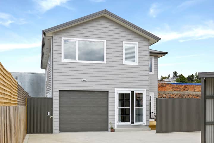 North Edge Townhouse ~ Free Parking, City, Modern - Launceston