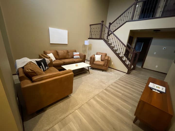 Modern 3-br, 2.5-ba Townhome W/ Full Kitchen - Sioux Falls, SD