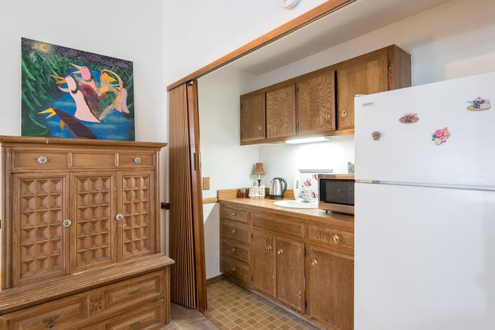 Spacious Cottage Room W/kitchenette & Private Bath - Calabasas, CA