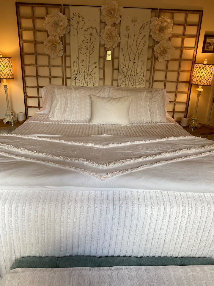 Deer Meadow Boutique Room Ocean View - Mendocino, CA