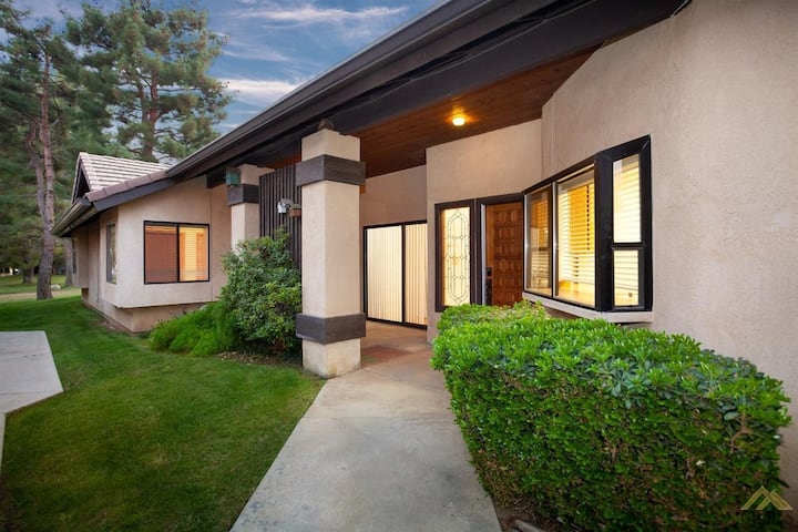 Chic Comfy Condo Gated Northeast Hills Community - Bakersfield, CA