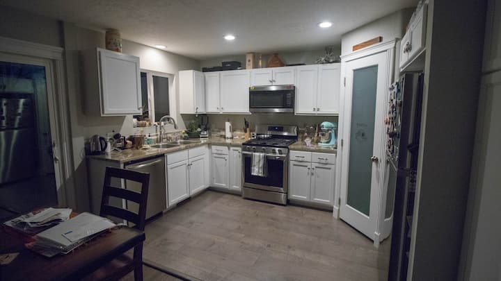 King Bed In Central Twin Falls - Twin Falls, ID