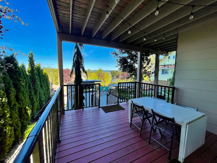 Urban Spa & King Bed Apt With View From Porch! - Seattle, WA