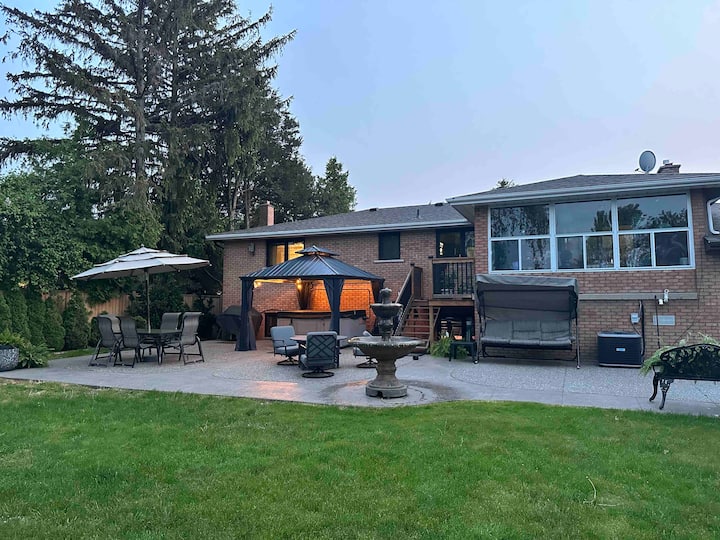 Vineyard Views, Hot Tub, Clean And Spacious Rooms - Niagara-on-the-Lake