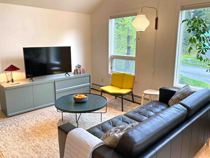Stylish Sun-filled Flat In Quiet Neighborhood - Alyeska, AK