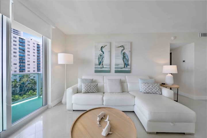C8h Luxe Hollywood Beachfront Condo - Hollywood, FL