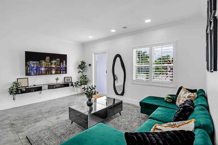 Miami Luxury Home! Next To Miami Airport & Beach - Miami, FL