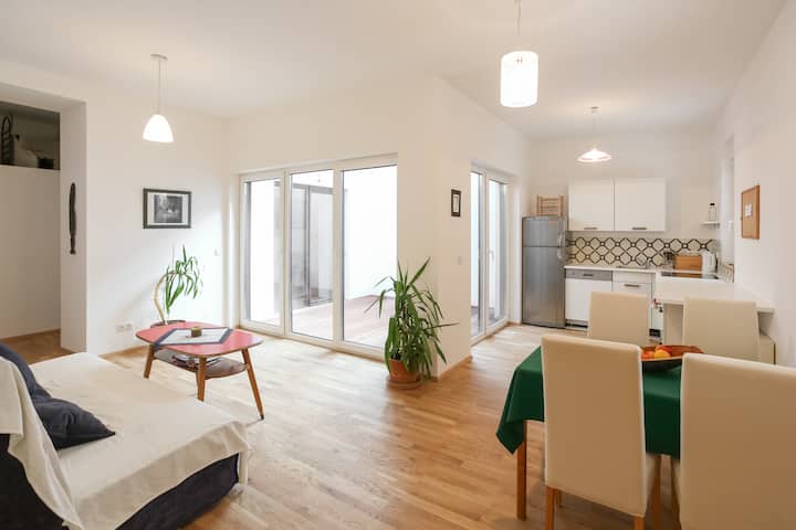 Spacious Stylish Apartment Close To Westbahnhof - Viena