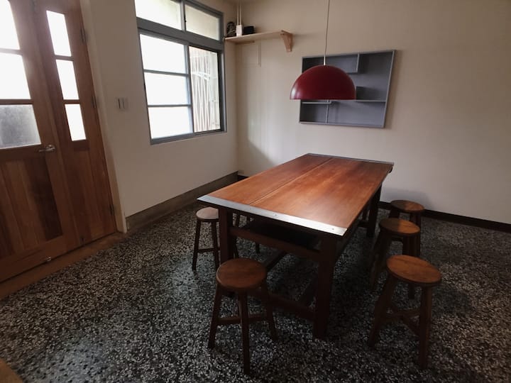 巷仔底的小房子。包棟住宿。近台南火車站與赤嵌樓。台南合法民宿。 - Tainan City