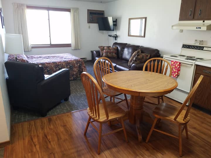 The Pekin Lodge "Relaxing Getaway" - North Dakota