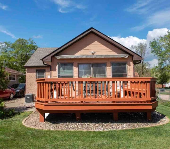 Cozy Cape Cod/sunroom, Parking & Office-long Stay! - Sioux City, IA
