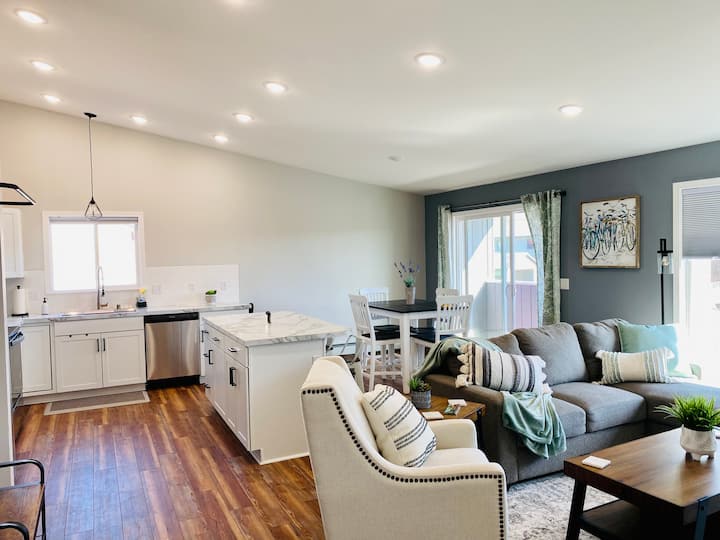Cute & Cozy Apt. Near Airport. Open Concept! - Anchorage, AK