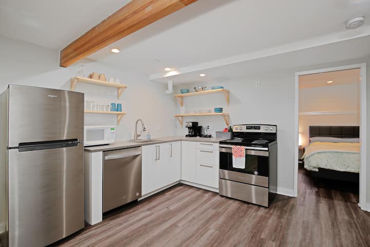 Clean Private Apartment Near Green Lake/light Rail - Seattle, WA
