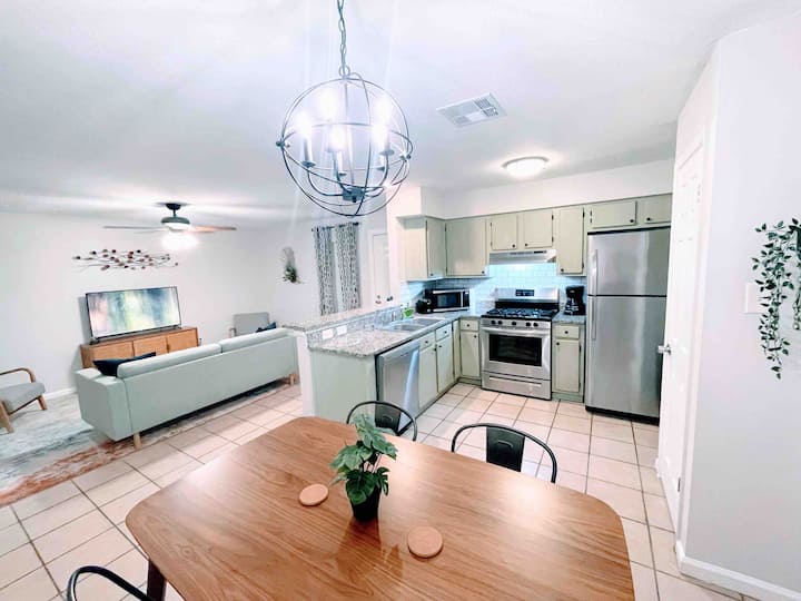 Peaceful Relaxing 2 Bedroom N. Austin Apt - Austin, TX