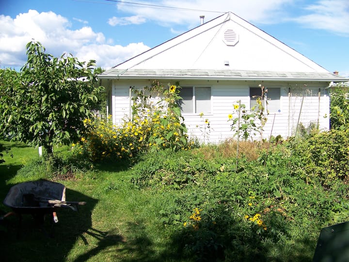 Tiny House - Studio Bedroom - Farm To Table Feasts - Thompson Rivers University