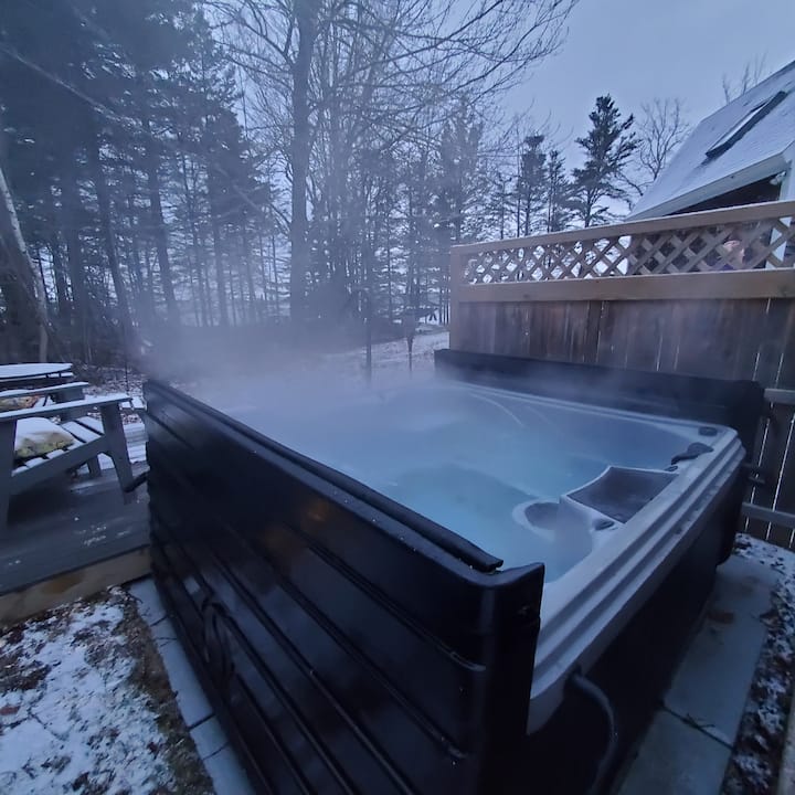 Beachfront Guest Cottage - Year-round Hot Tub! - Maine