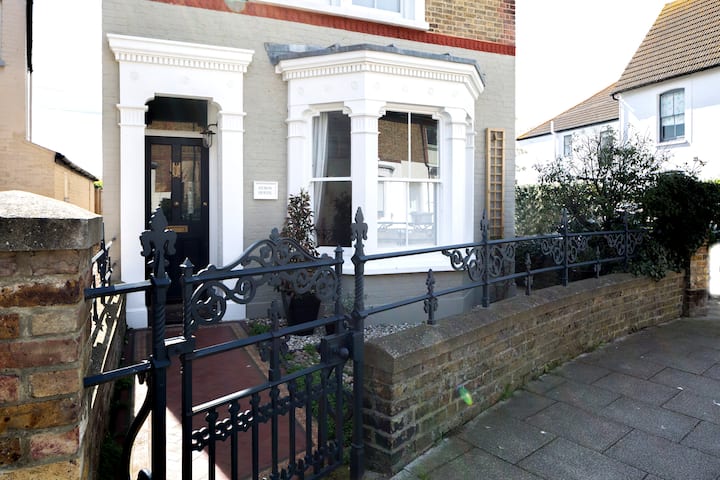 Renovated Detached Victorian House (With Parking) - 휫츠테이블