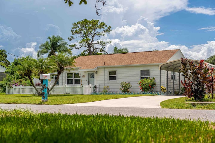 Coastal 3 Bedroom Island Bungalow Minutes To Beach - Cocoa, FL