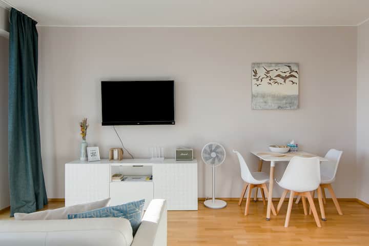 Explore Prague From A Bright Studio With Park View - Praga