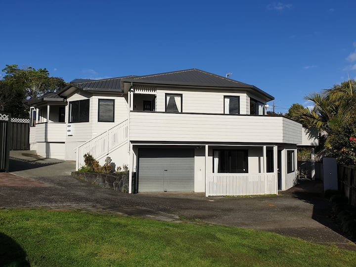 Newly Renovated Sunny Seaside North Shore Home - Auckland