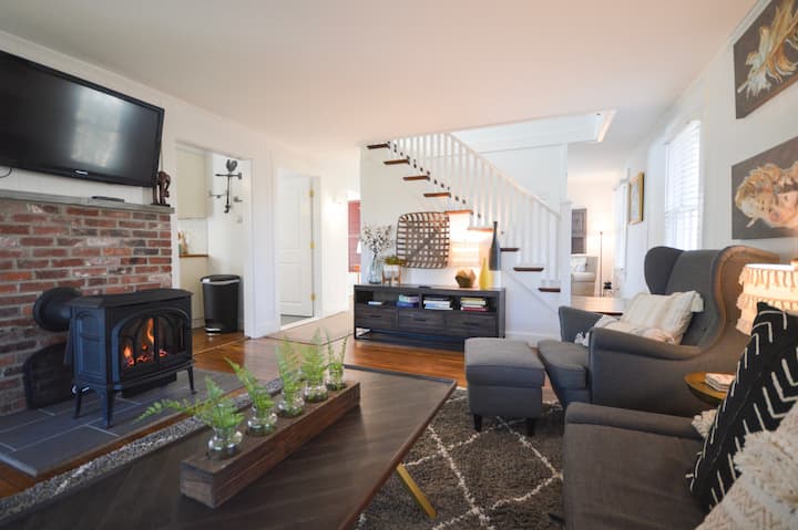 Chatham Getaway - Fully Renovated Beach Cottage - Chatham, MA