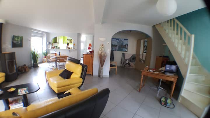 Maison D'artiste
Proche Centre
P'tit Déj. Inclus - Saint-Amand-Montrond