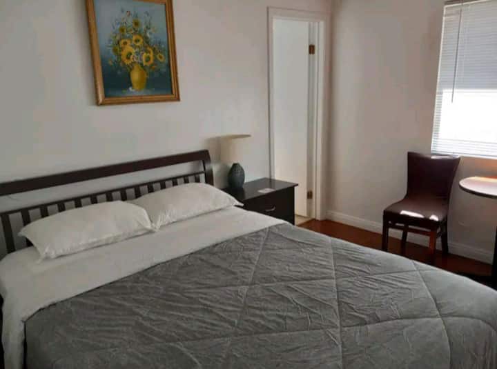 Cozy, Private Bathroom, Self Check In & Out - Monrovia, CA