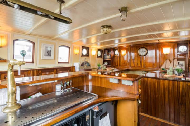 Green Oasis At Sailing Barge "The Rederijker" - Amsterdam