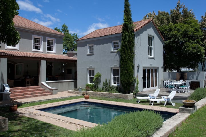Stellenbosch Garden Apartment
Parking
Swimmingpool - Stellenbosch