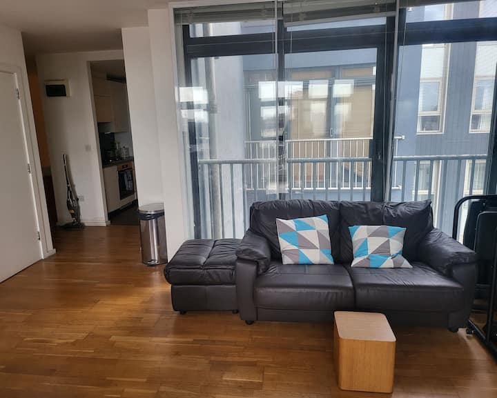 Modern, Spacious Flat Very Near Tube Station. - Woolwich