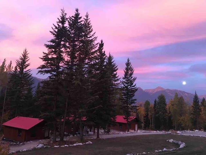 The Whiskey Trail Cabins "Hog Ranch " - Canada