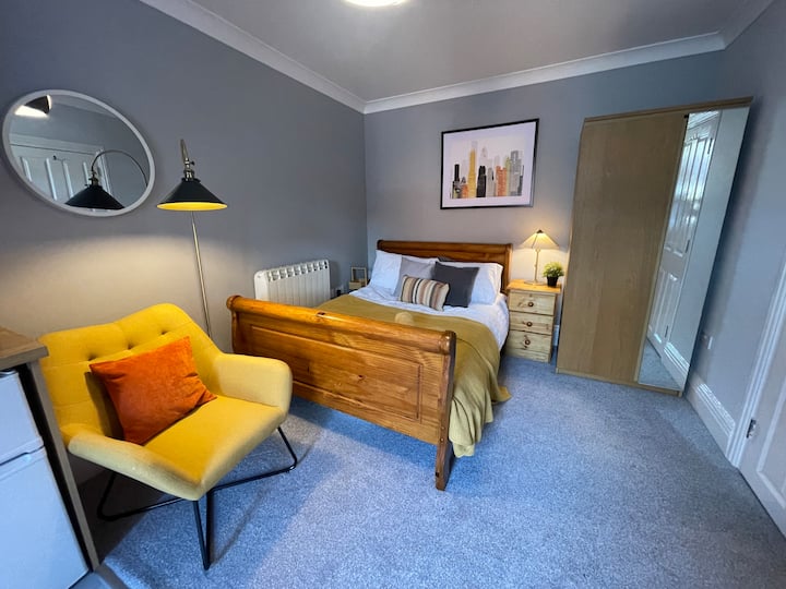 Serviced Studio- 1 Bed- Next To Train Station - Dudley Zoo and Castle