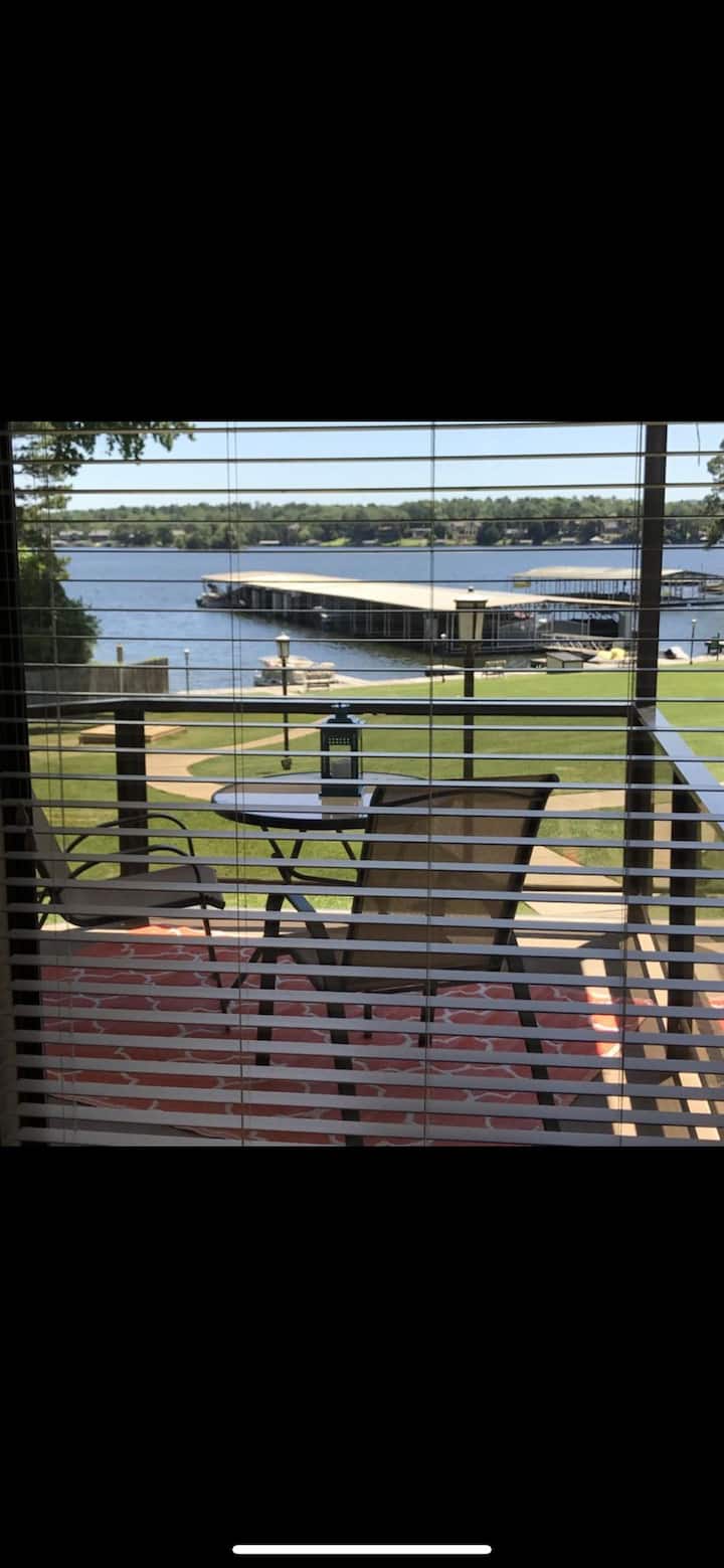 Exceptional Lakefront Resort - Lake Hamilton, AR