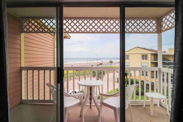 Tia's Hideaway! Beachfront! Sleeps 6! On Seawall! - Galveston Island, TX