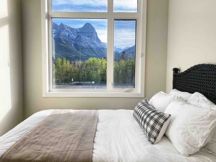 Modern Mountain Townhouse: Private Garage/entrance - Alberta