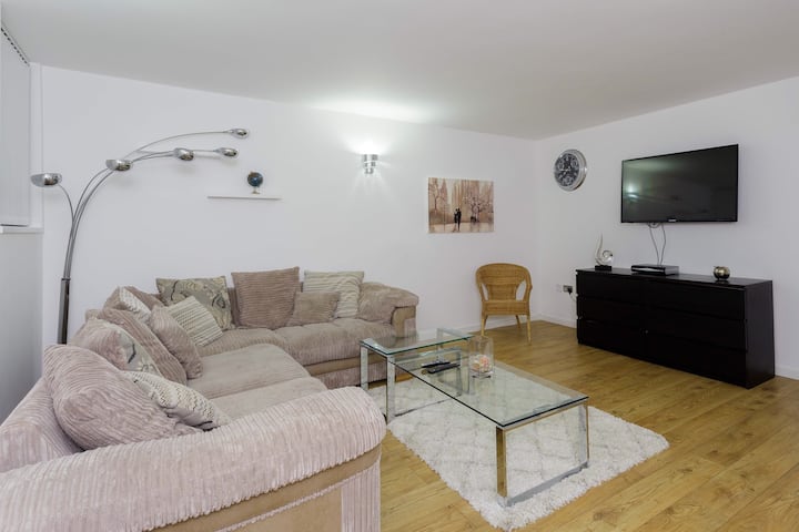 Very Large Sleeps 6! 🛏 - Leeds