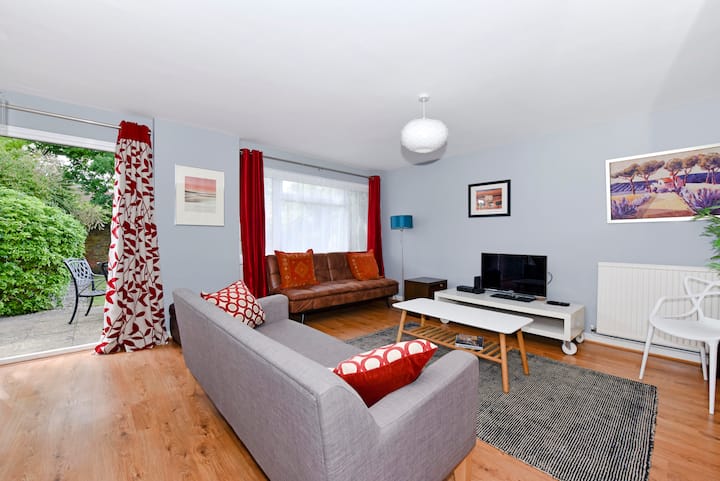 3 Bedroom House Near Trains To London - Woking