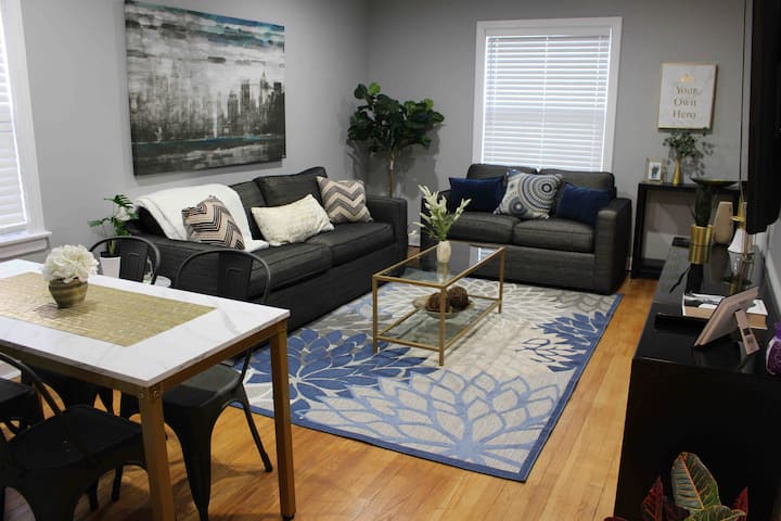 Superhost 3br W/parking | Clean & Comfortable - Chicago, IL