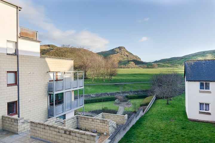 Bright Apartment Overlooking Holyrood Park - Leith