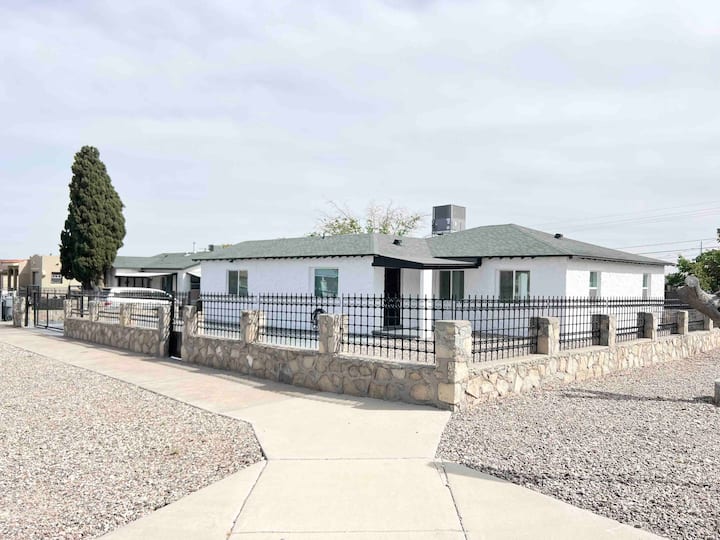 Spacious 5 Bed/4 Rooms 2 Bath Private Parking - El Paso, TX