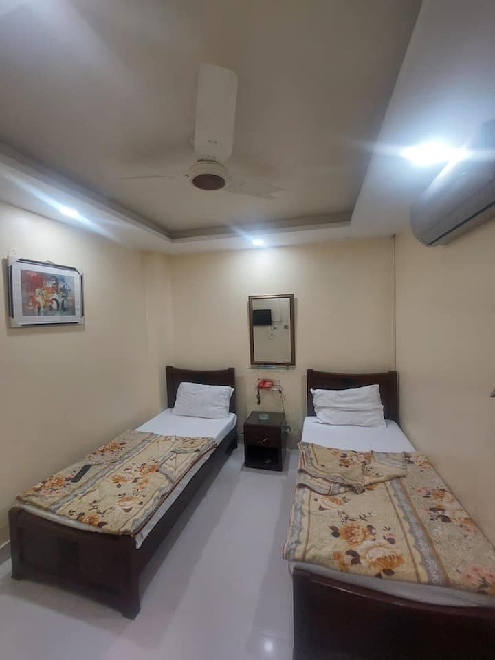 Welcoming 24-bedroom Bed And Free Parking Premise - Lahore