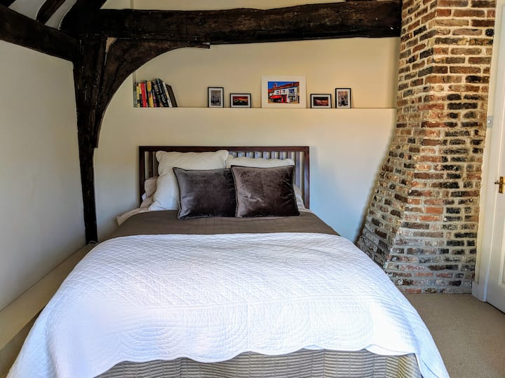 Quiet Bedroom In Unique Property In Central Henley - Henley-on-Thames